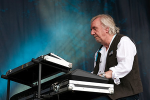SOPA Images - Galerie - Caravan performs live at Cropredy Festival in ...