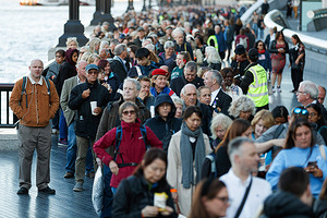 SOPA Images - Gallery - Long queues to pay respect to the late Queen ...