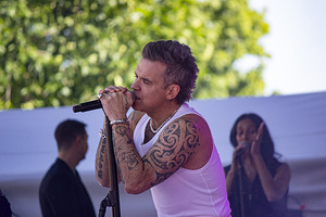 SOPA Images - Gallery - Robbie Williams performance in Melbourne